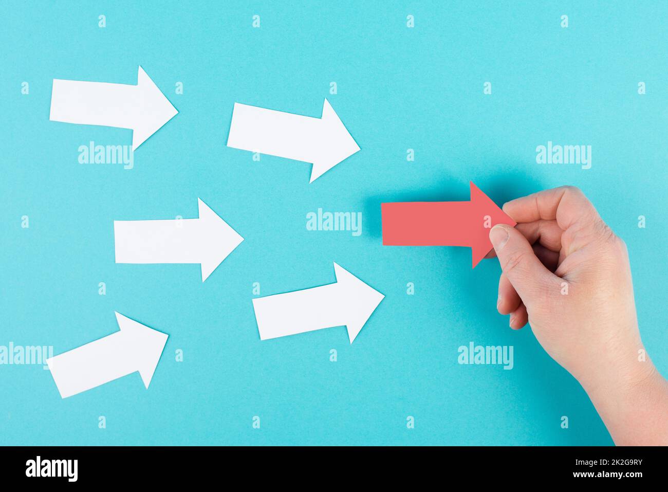 White arrows on a colored background, one red is standing out, do ...