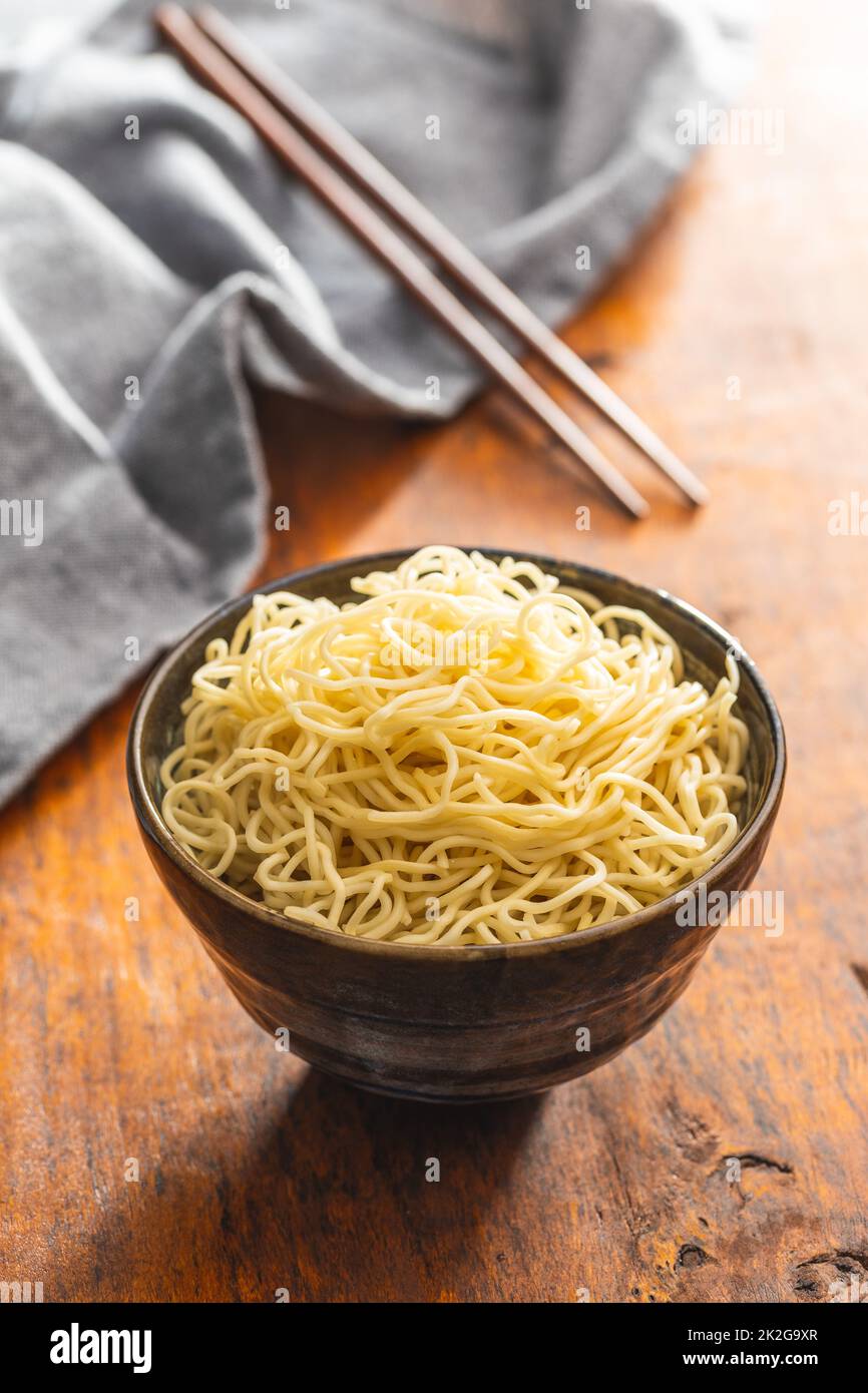 Instant noodles. Cooked chinese noodles in bowl Stock Photo - Alamy