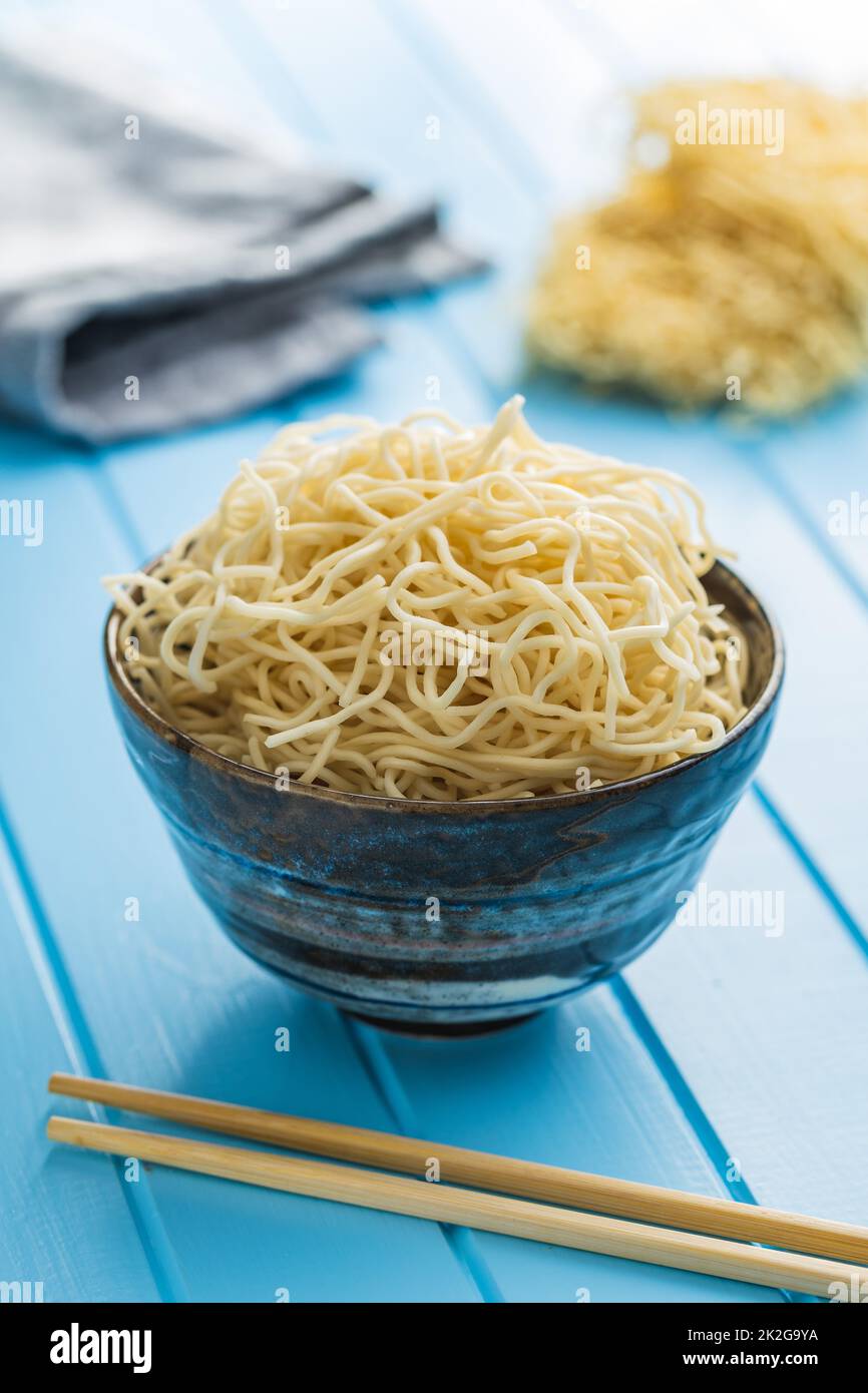 Instant noodles. Cooked chinese noodles in bowl Stock Photo - Alamy