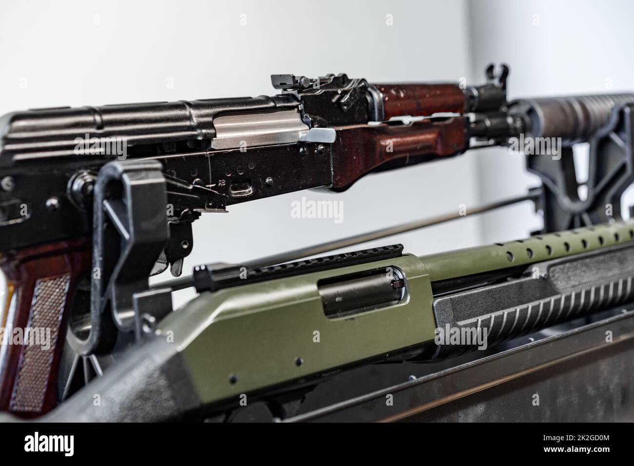 Automatic rifle on stand on the table of the weapons workshop Stock ...