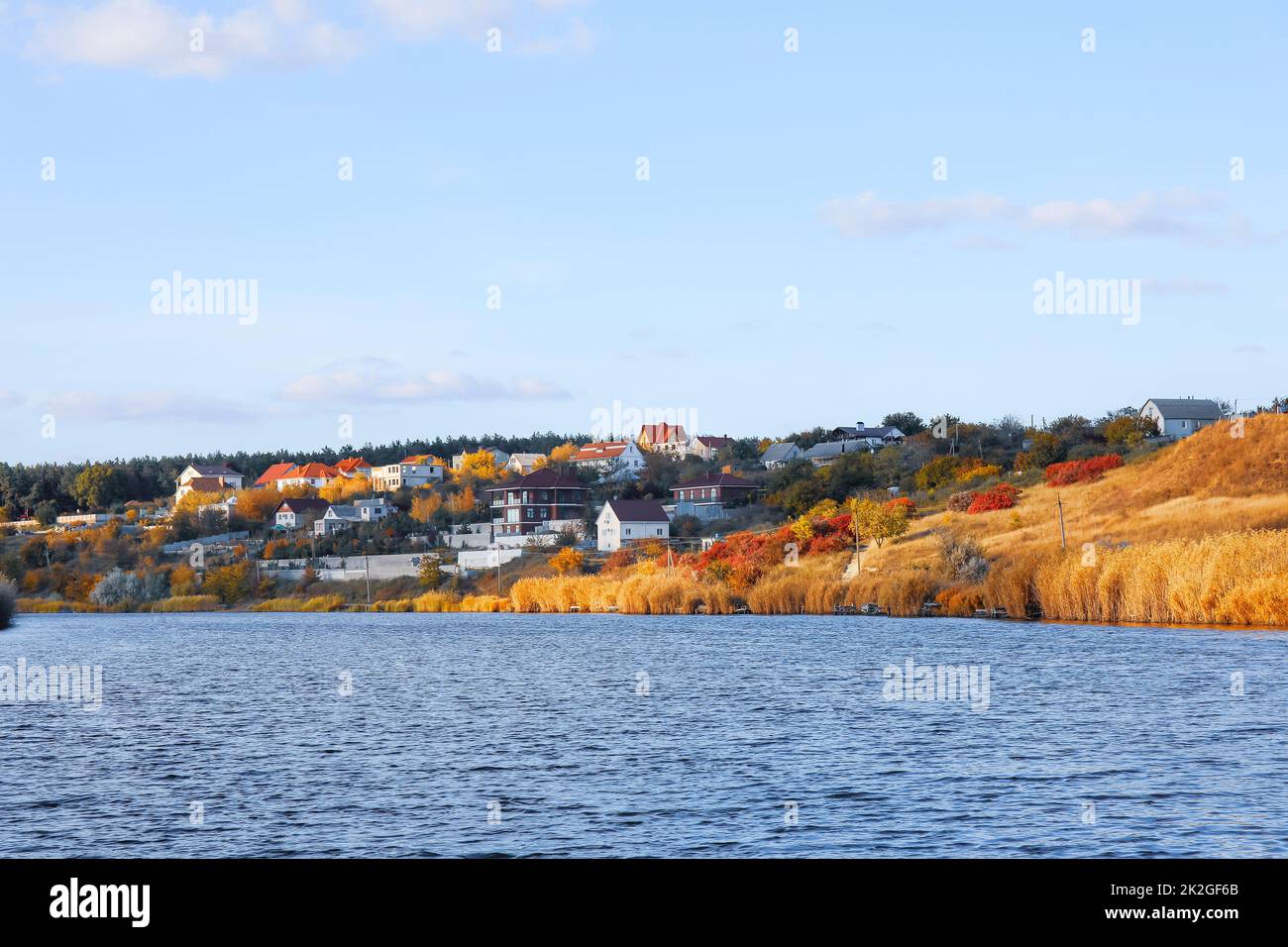 Cute lake houses hi-res stock photography and images - Alamy