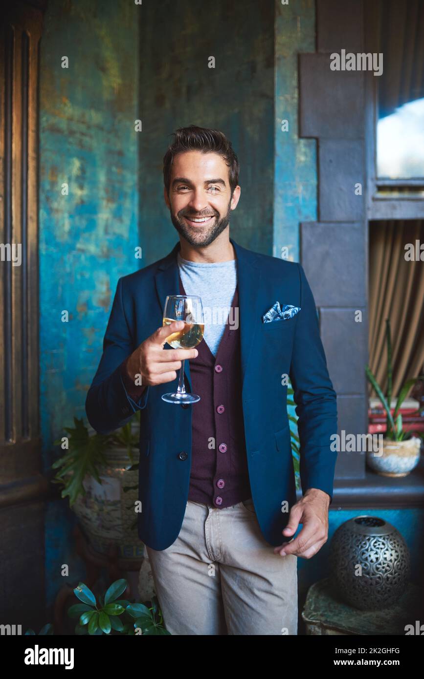 Man standing at bar hi-res stock photography and images - Alamy