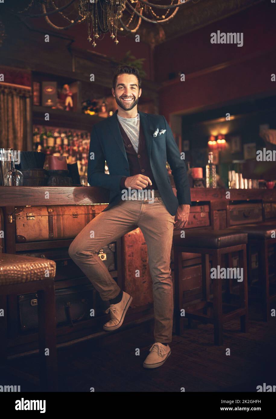 Man standing at bar hi-res stock photography and images - Alamy