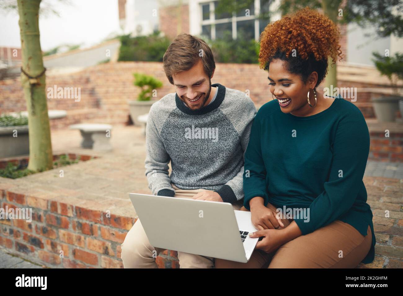 University campus young people hi-res stock photography and images - Alamy