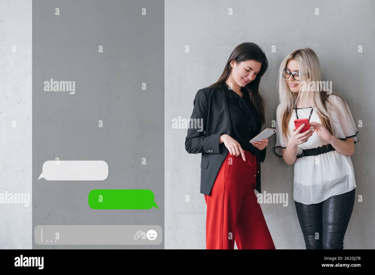 Women phone friends message hi-res stock photography and images - Alamy