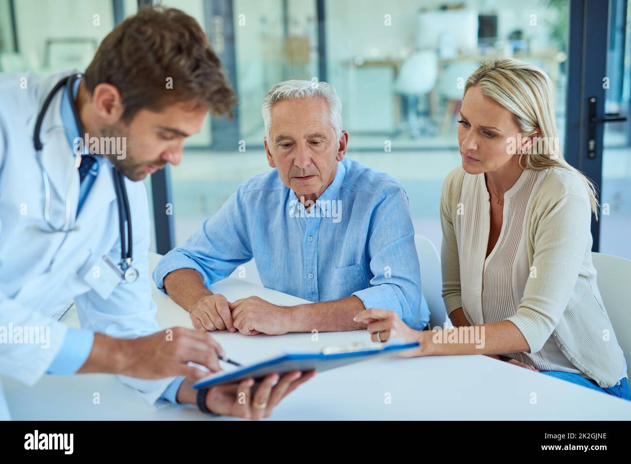 Hospital paperwork with elderly patient hi-res stock photography and ...