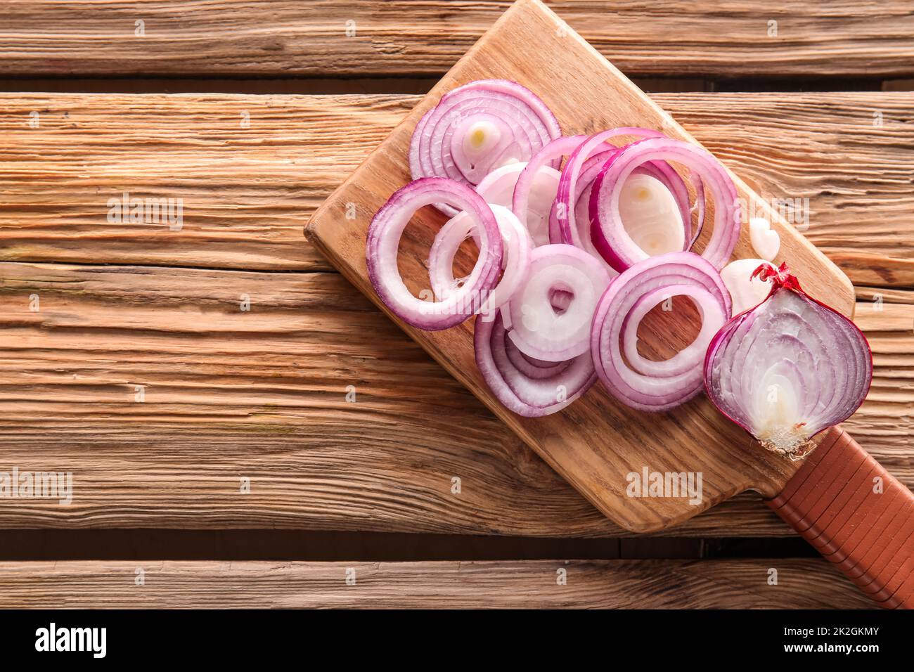 Board with red onion rings on wooden background Stock Photo - Alamy