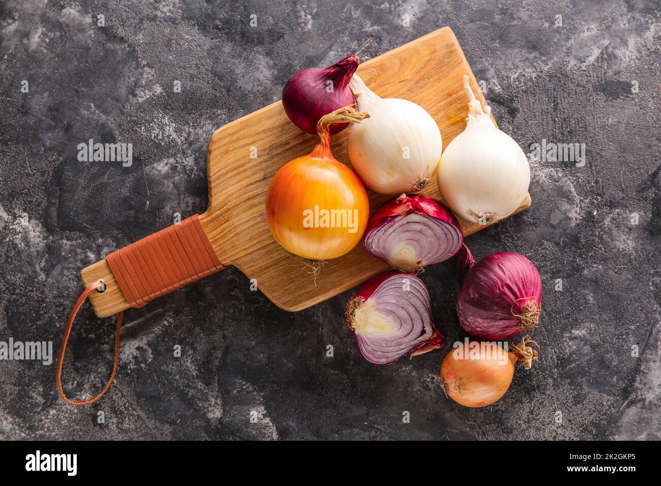 Wooden board with onion on grunge background Stock Photo - Alamy