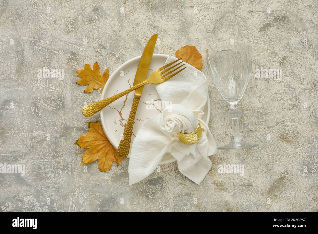 Autumn table setting with fallen leaves on grunge background Stock ...