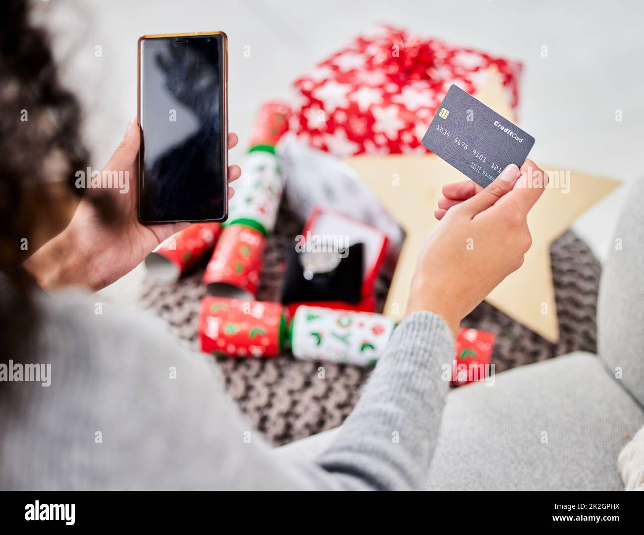 Person using credit card hi-res stock photography and images - Alamy