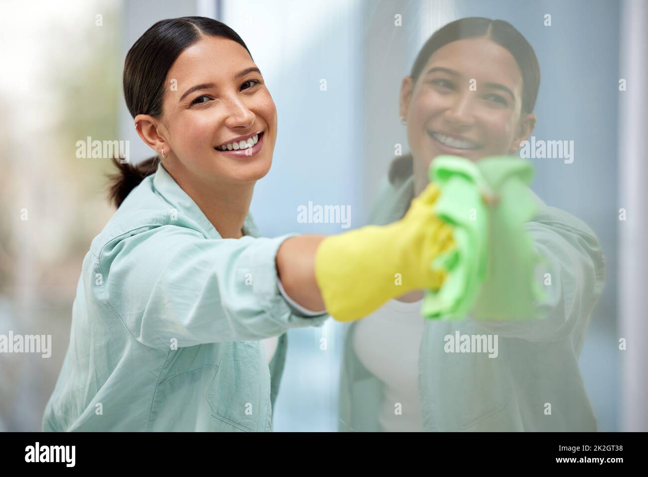 Woman cleaning windows hi-res stock photography and images - Alamy