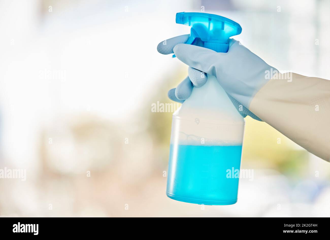 Man holding spray bottle cleaning hi-res stock photography and images ...