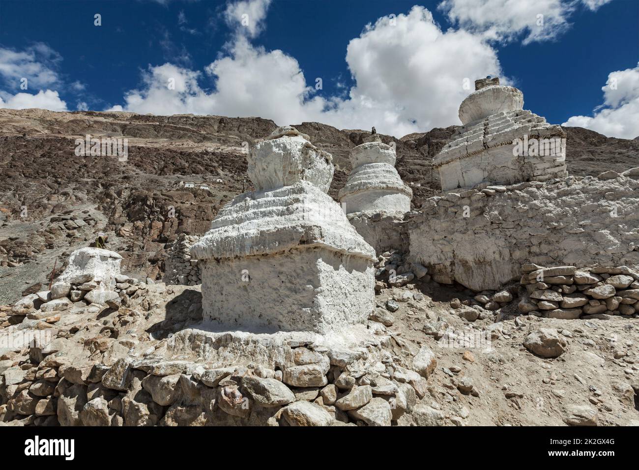 Chortens Tibetan Buddhism stupas in Himalayas Stock Photo - Alamy
