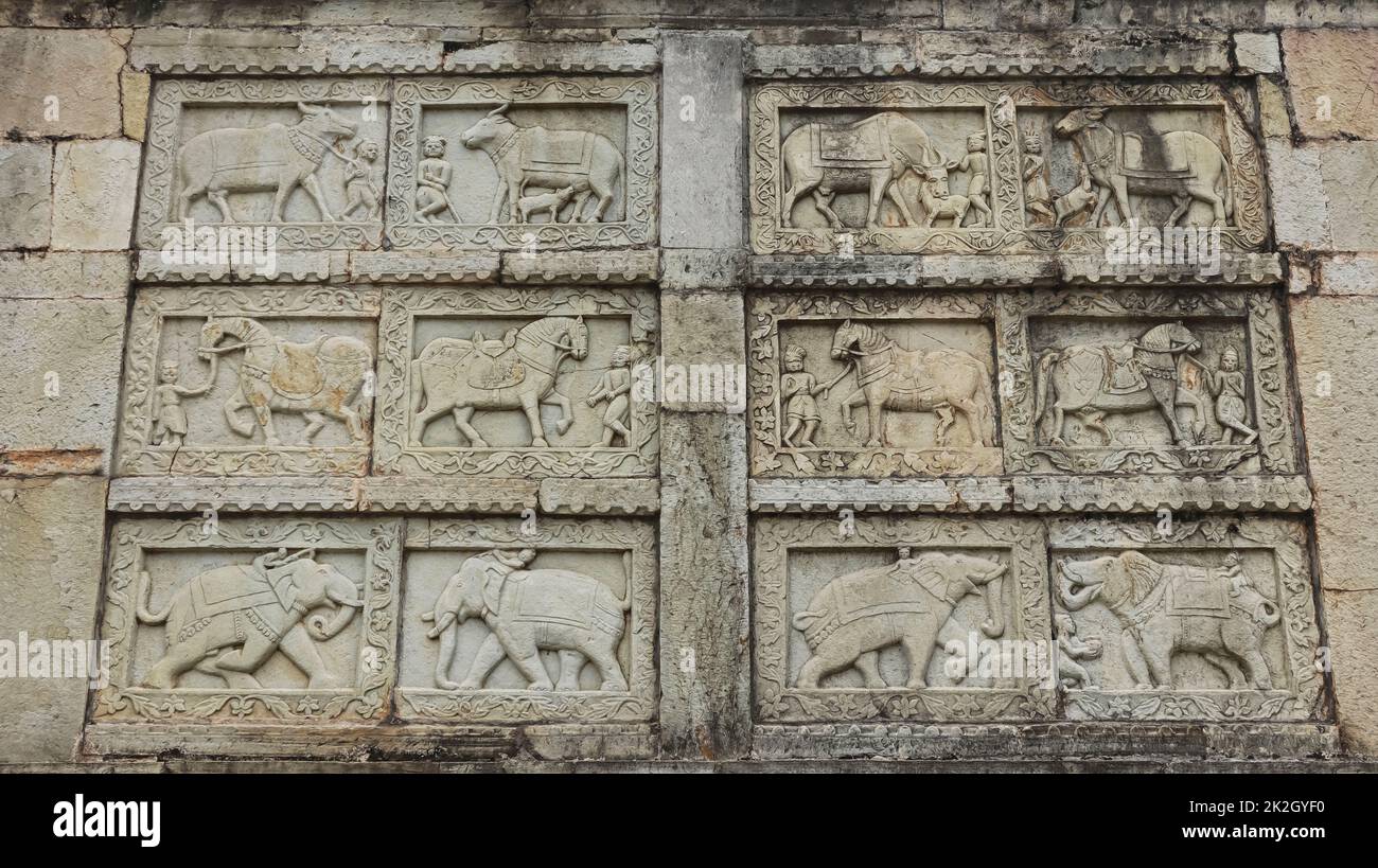 Carvings of Animals on the on the 84 Pillared Cenotaph, Bundi ...