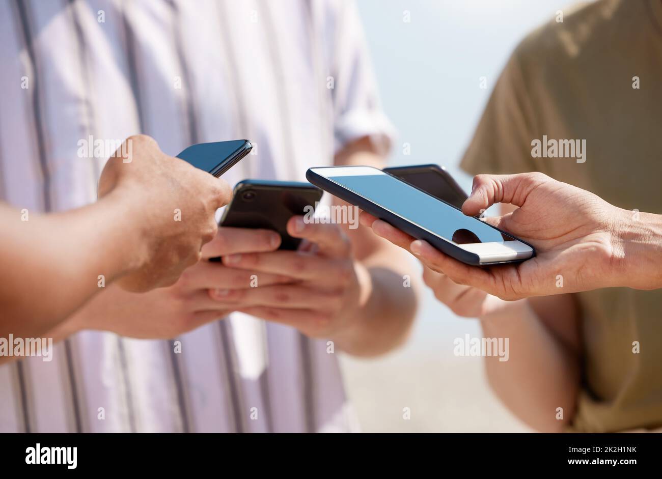 Friends with phones hi-res stock photography and images - Alamy