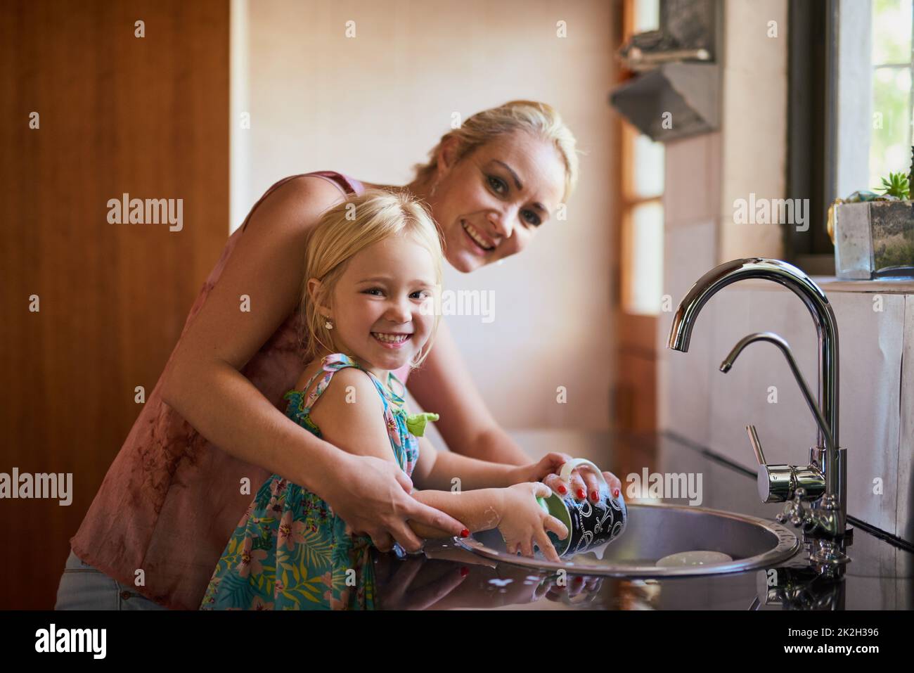 Family washing dishes together hi-res stock photography and images - Alamy