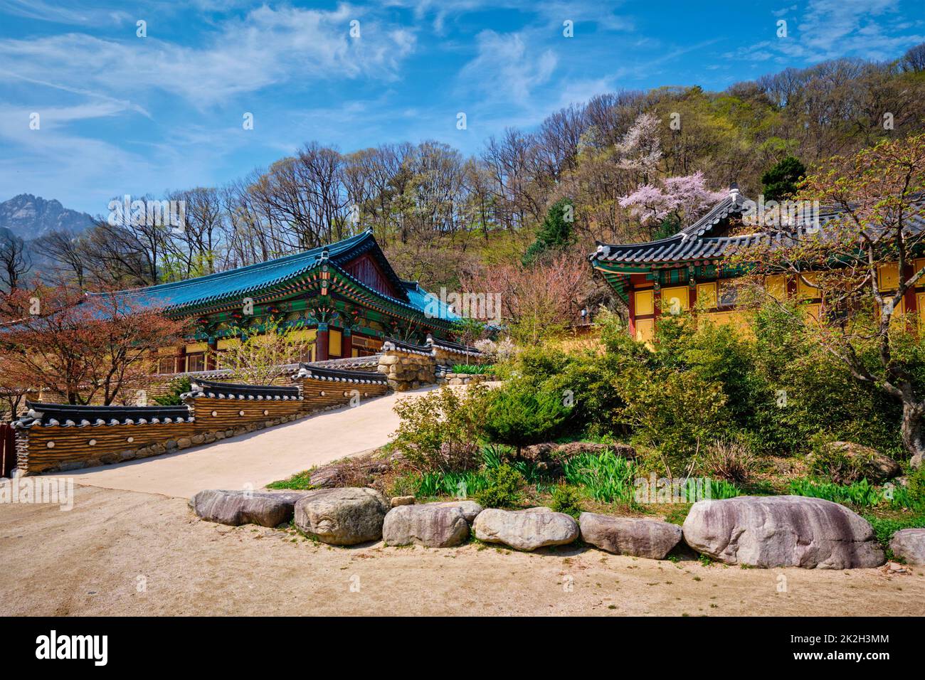 Sinheungsa temple in Seoraksan National Park, Seoraksan, South Korea ...
