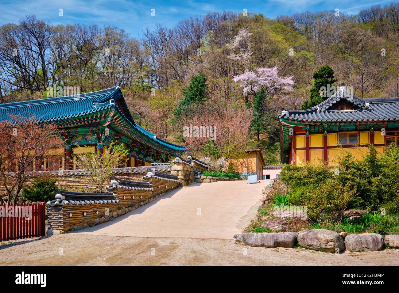 Sinheungsa temple in Seoraksan National Park, Seoraksan, South Korea ...