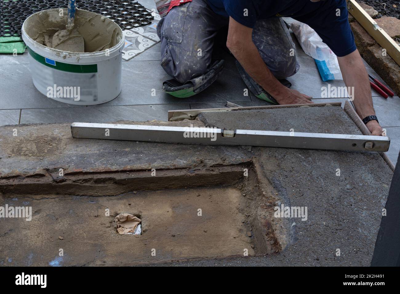 Laying ceramic tiles builder hi-res stock photography and images - Alamy