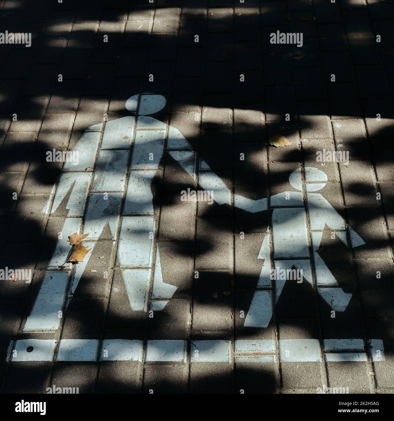 Walking pedestrian symbol hi-res stock photography and images - Alamy