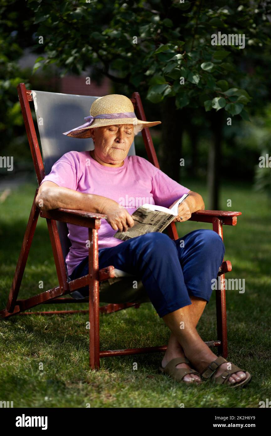 Reading in the garden Stock Photo - Alamy