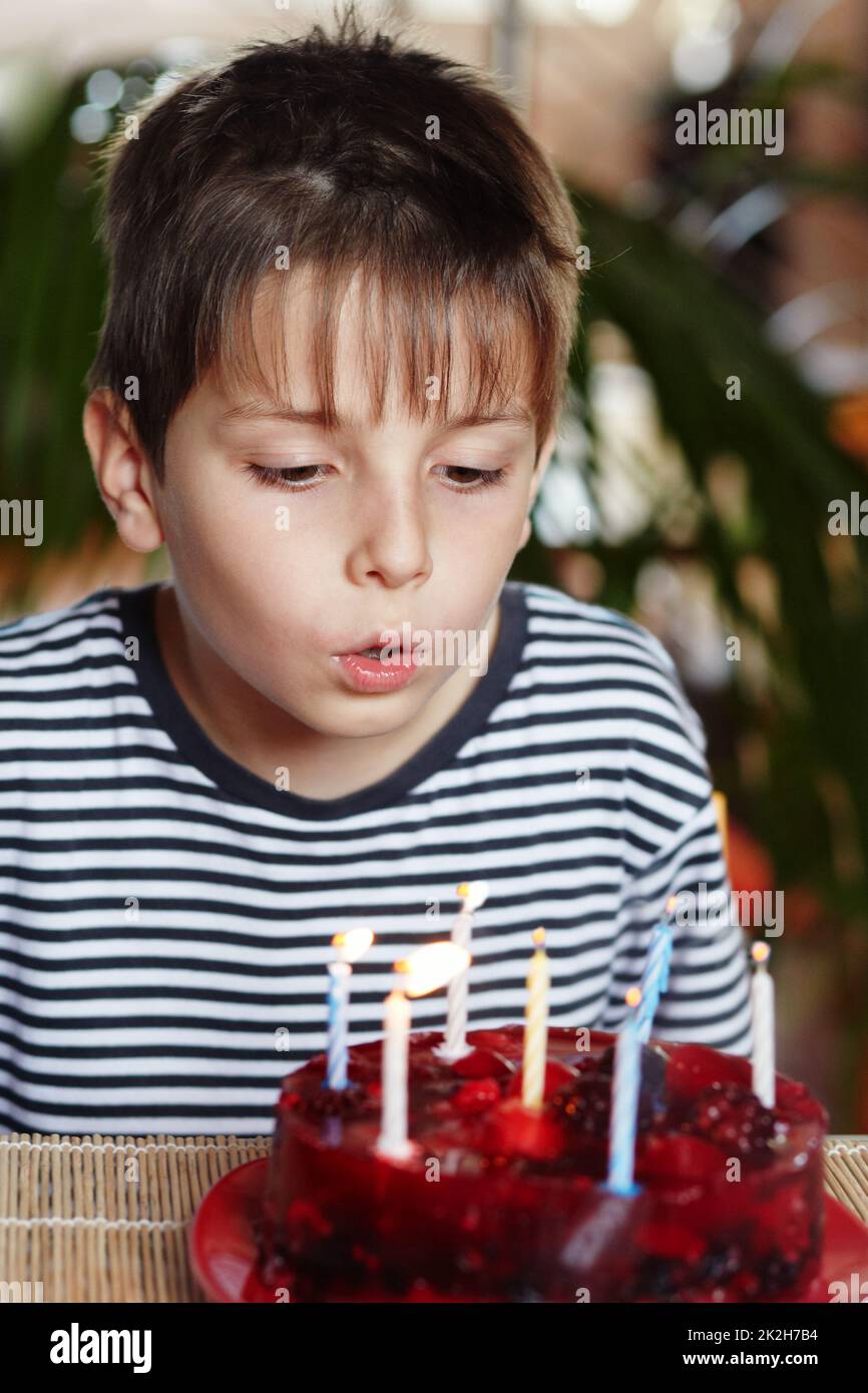 Feiert geburtstag hi-res stock photography and images - Alamy