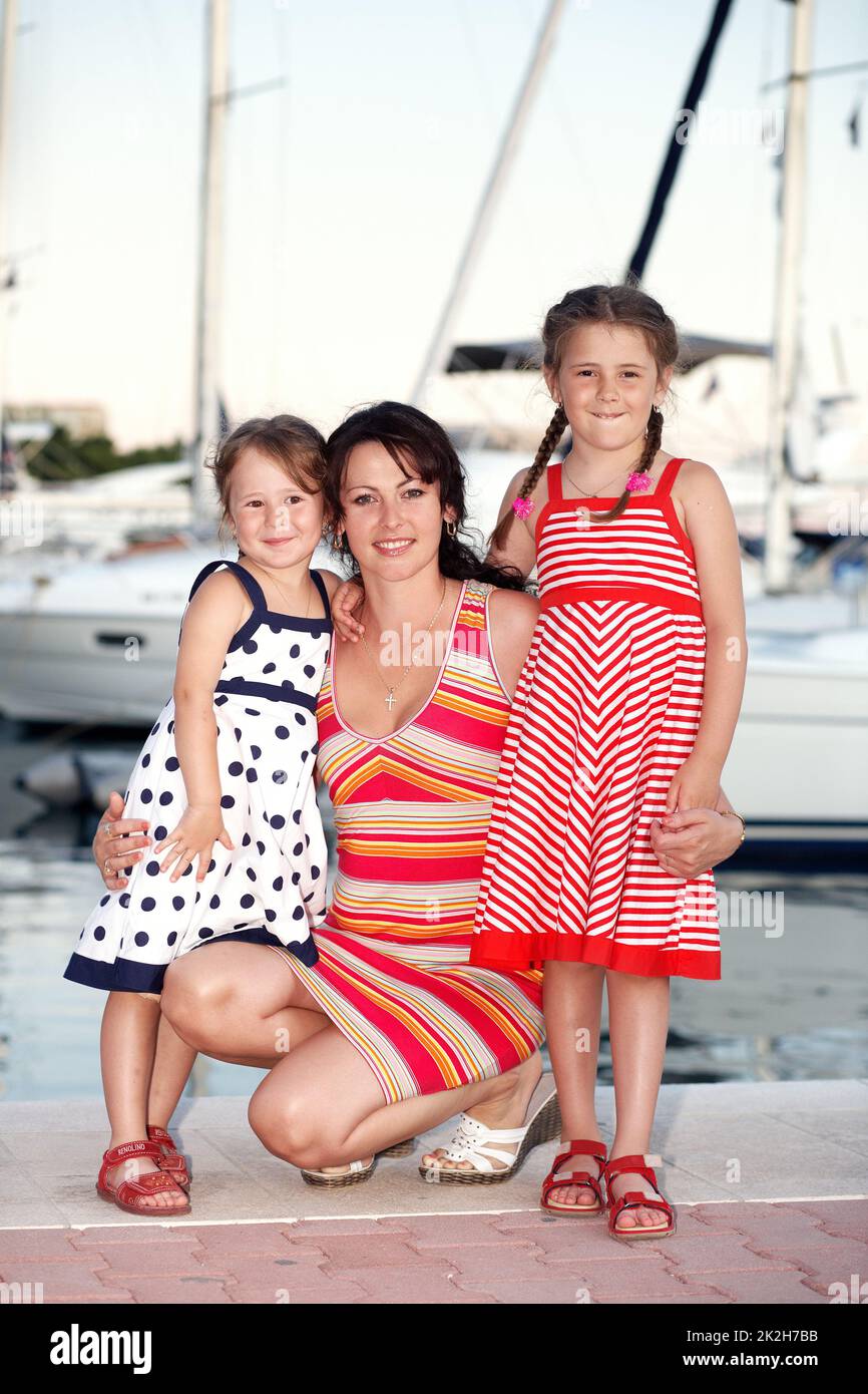 Mutter 3 kinder hi-res stock photography and images - Alamy