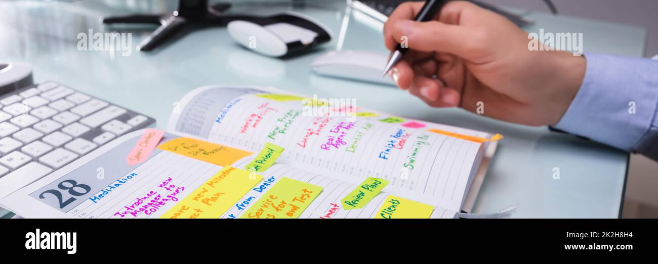 Man writing reminder schedule hi-res stock photography and images - Alamy