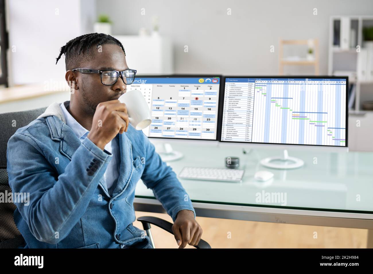 Employee Working On Calendar Schedule Stock Photo - Alamy