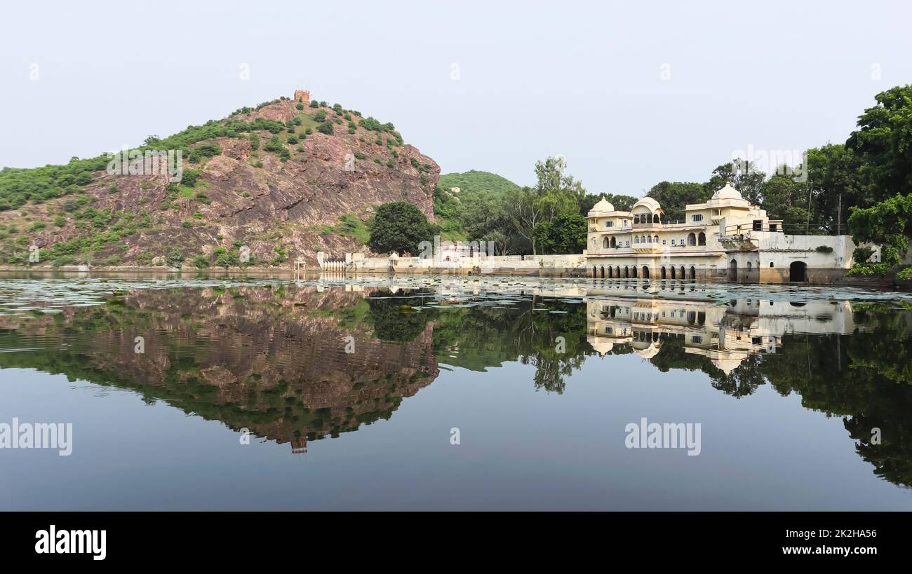 Sukh Mahal and Tiger Hill in the Jait Sagar Lake, Bundi, Rajasthan ...