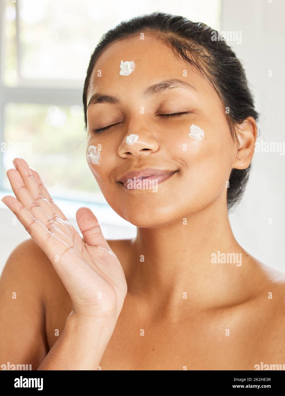 Facial shot hi-res stock photography and images - Alamy