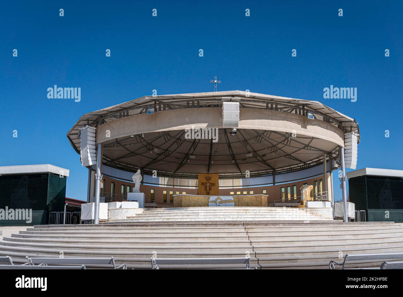International shrine hi-res stock photography and images - Alamy
