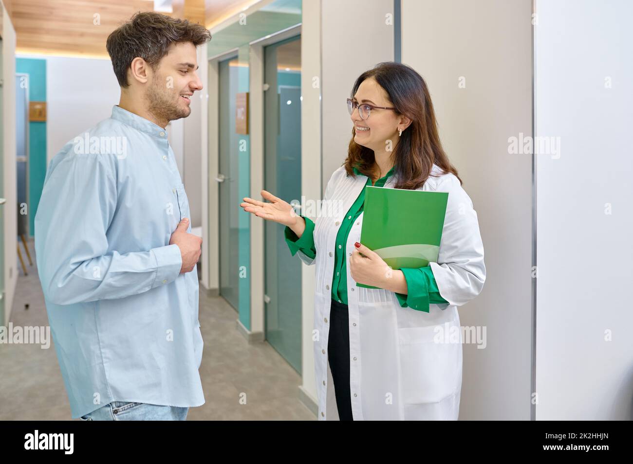 Doctor male female hi-res stock photography and images - Alamy