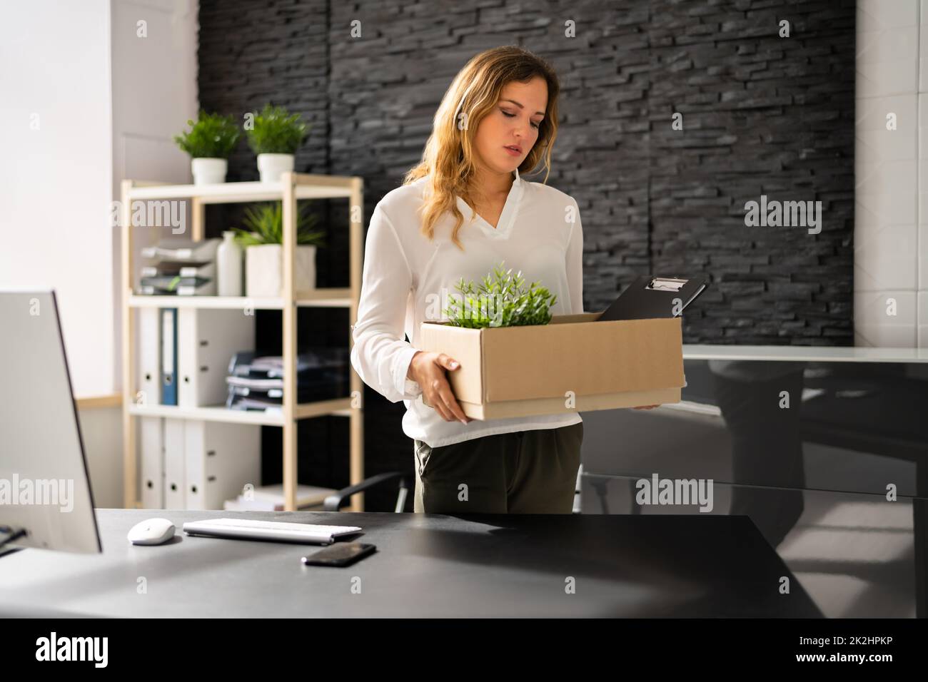 Office employee resign hi-res stock photography and images - Alamy