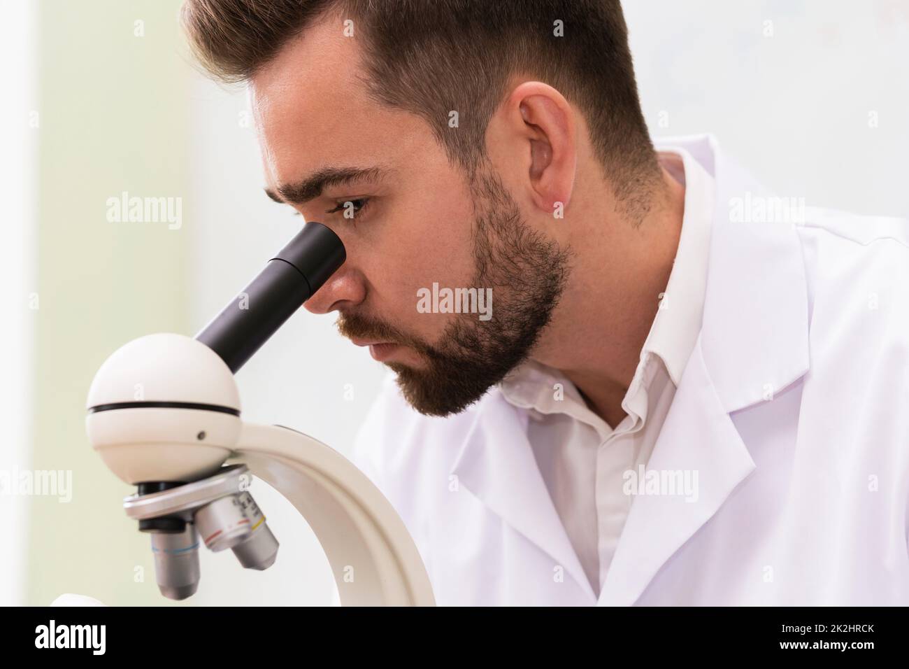 Doctor using a microscope hi-res stock photography and images - Alamy