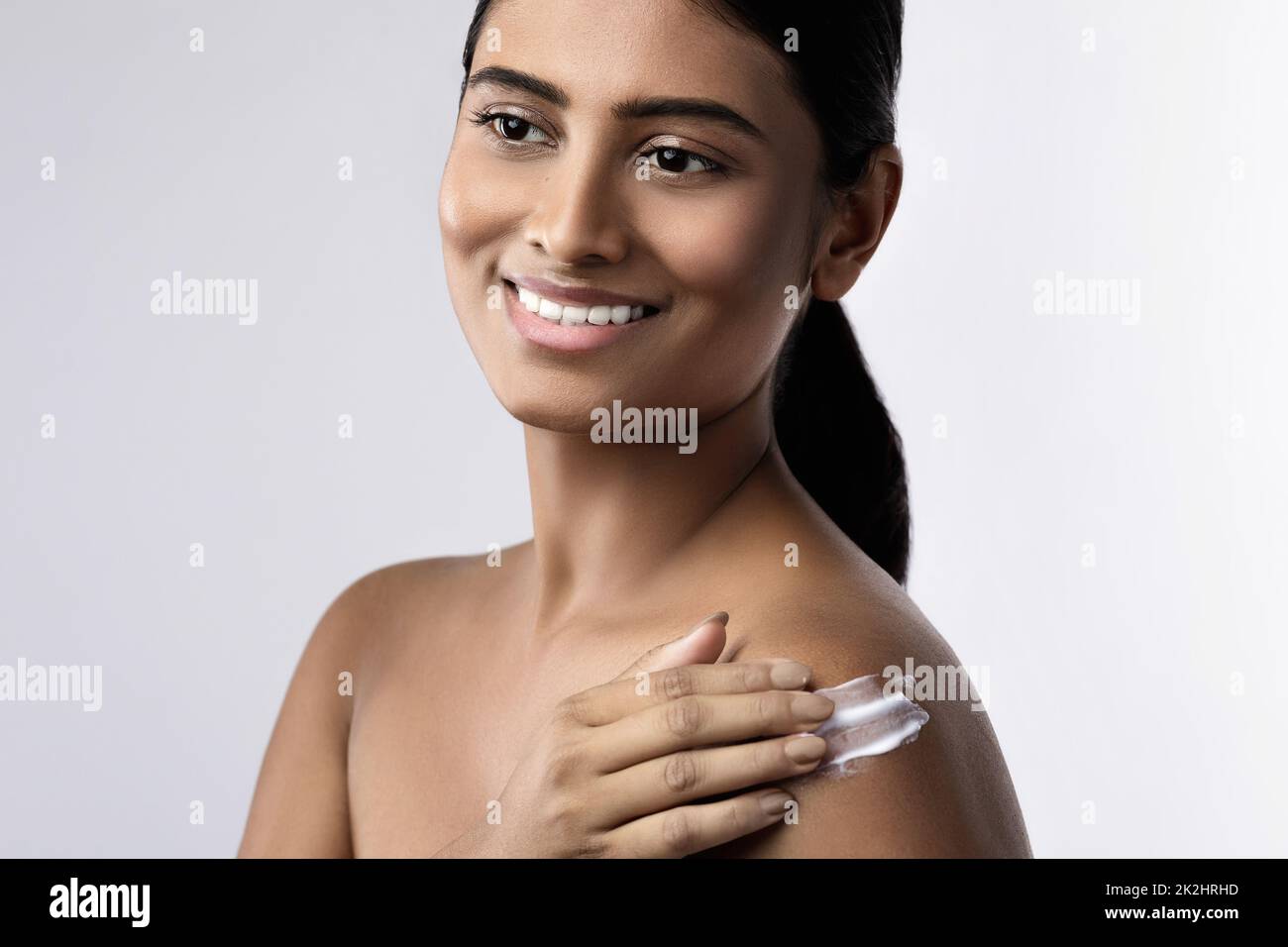 Woman body lotion beauty hi-res stock photography and images - Alamy