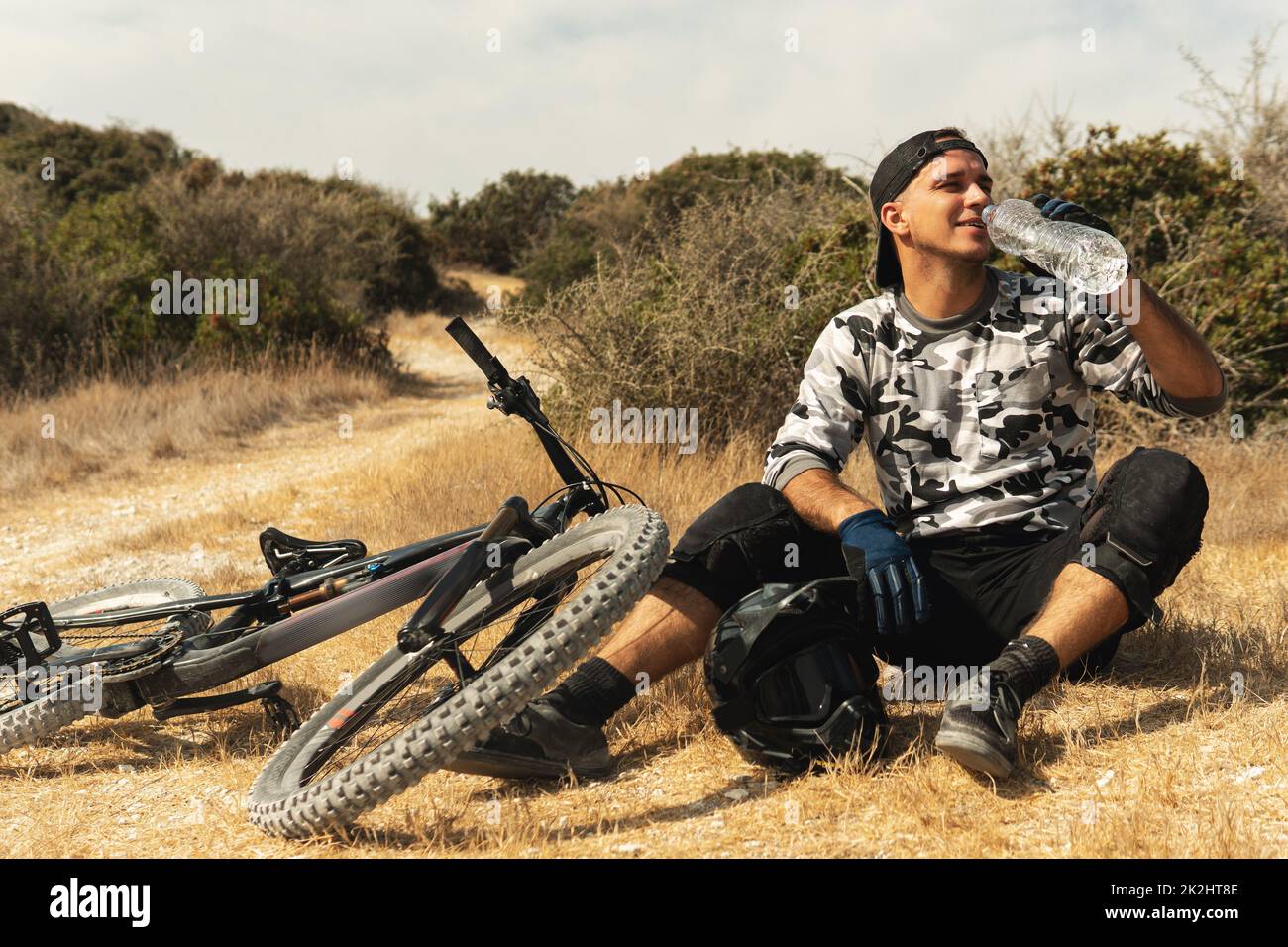 Man in mountains bottle water hi-res stock photography and images - Alamy