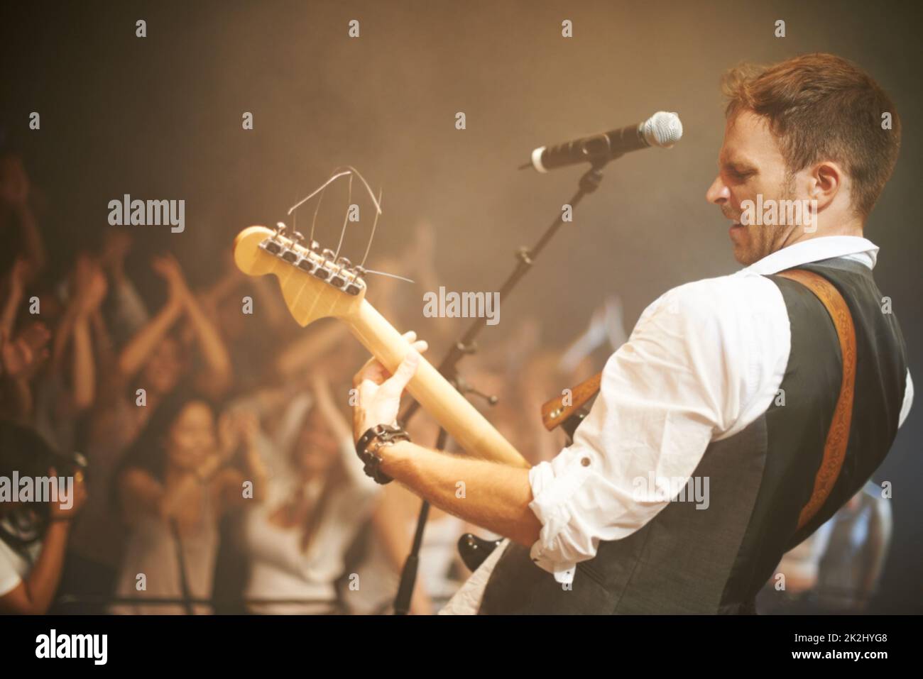 Female singer band stage hi-res stock photography and images - Alamy