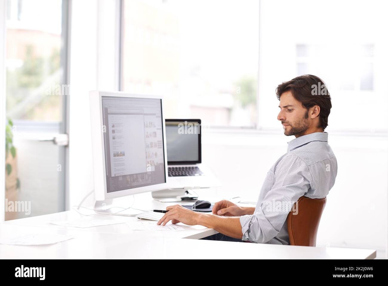 Man working computer hi-res stock photography and images - Alamy