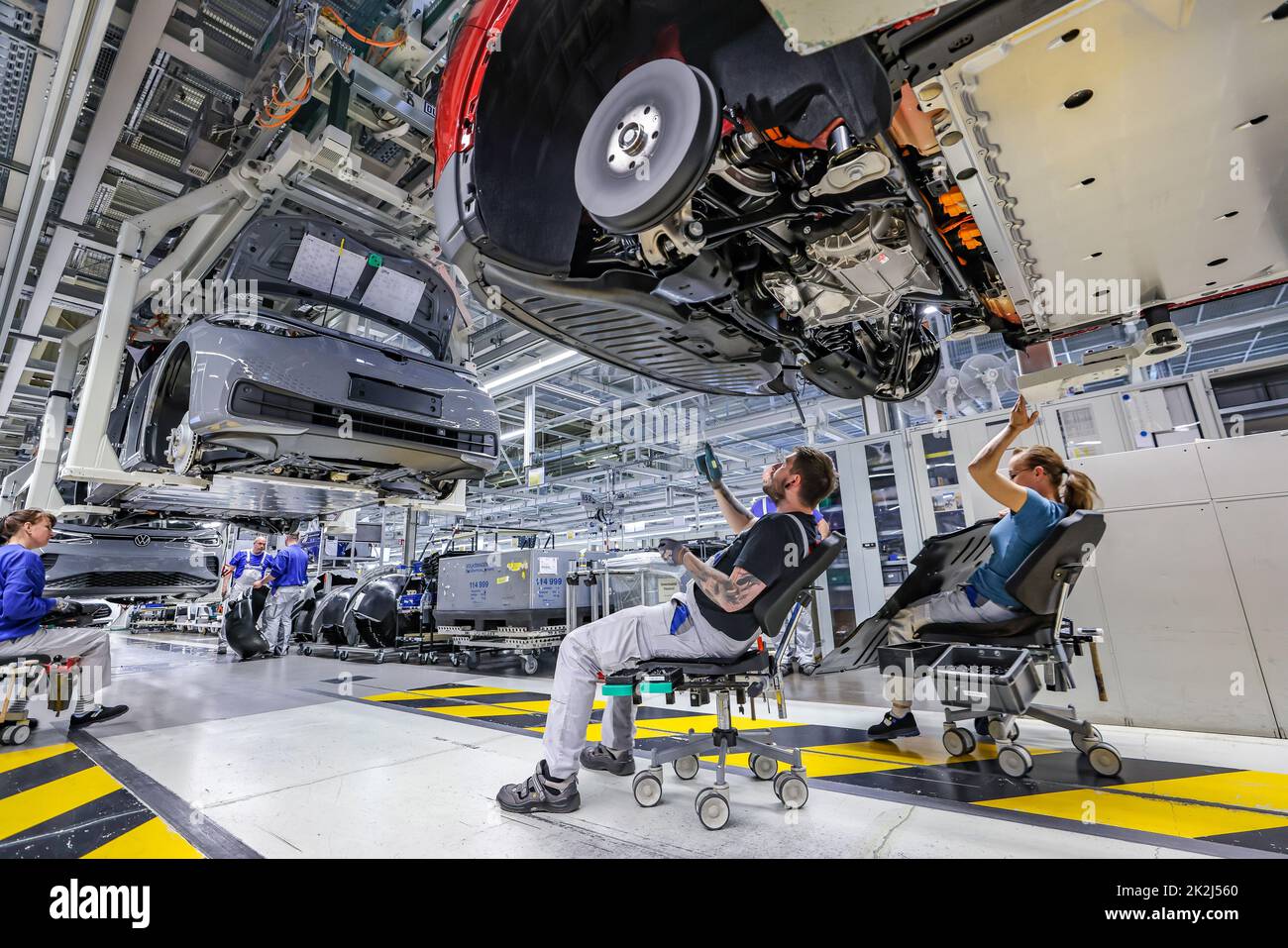 Zwickau, Germany. 26th Apr, 2022. Employees install underbody ...