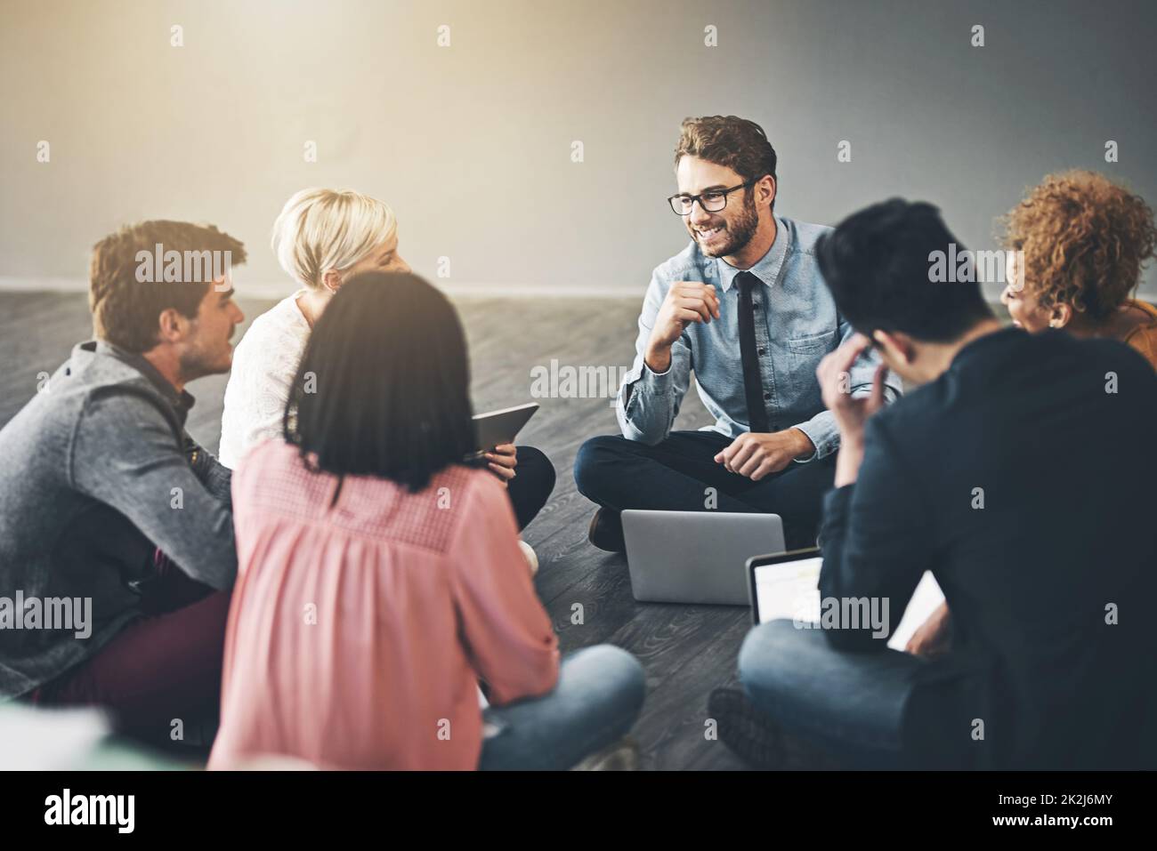 Diverse employees working together hi-res stock photography and images ...