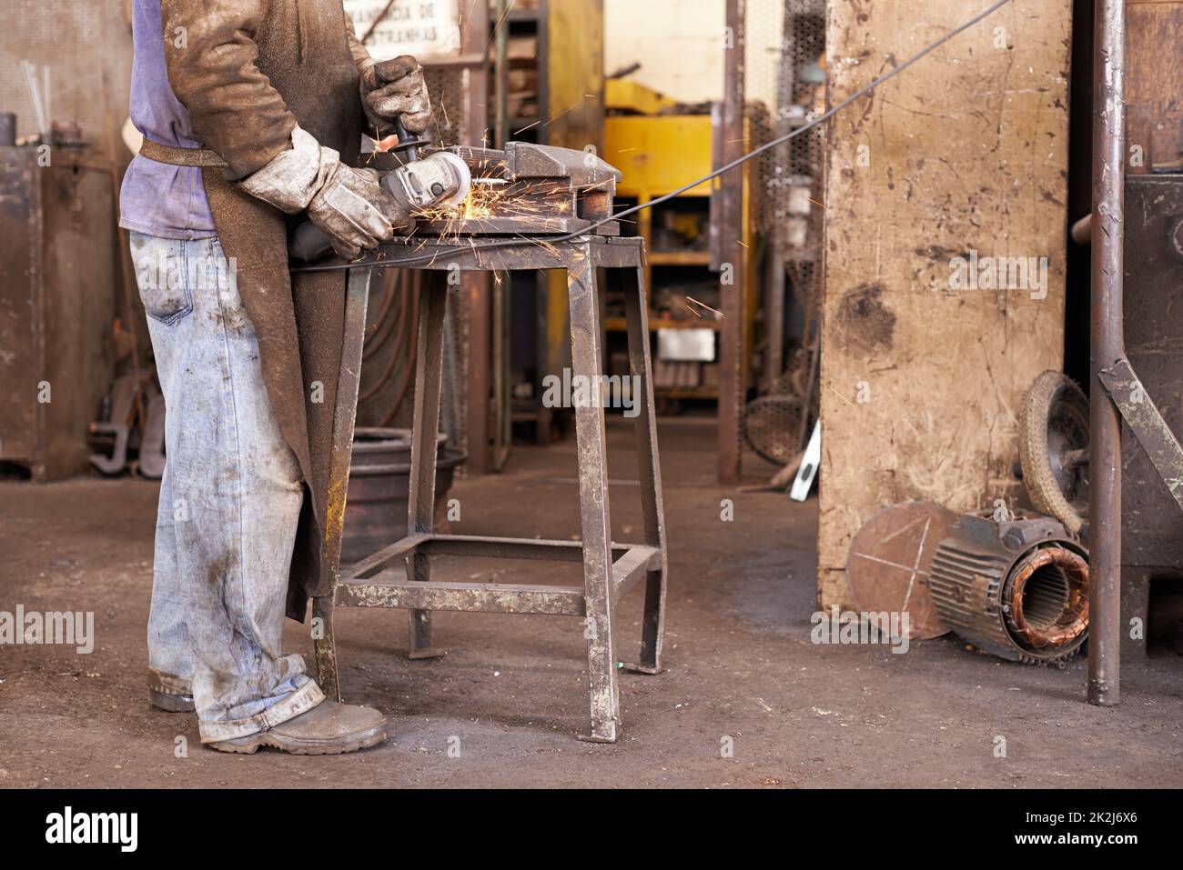 Man working with grinding machine hi-res stock photography and images ...