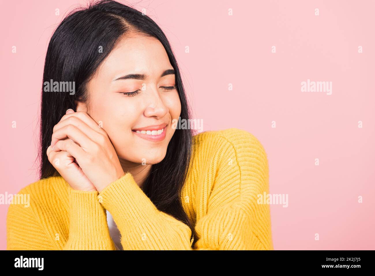 Shy thai girl hi-res stock photography and images - Alamy