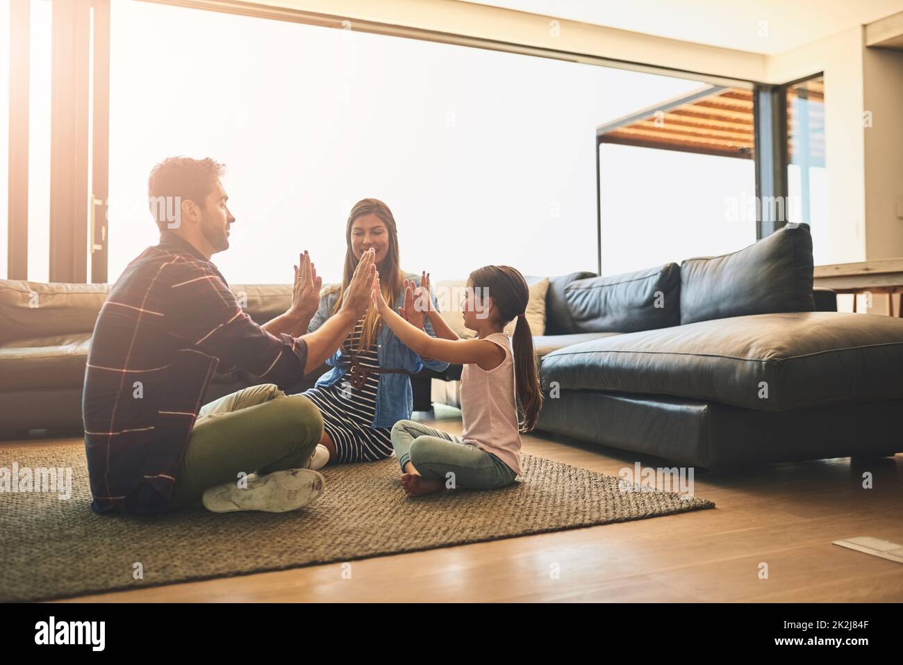 Children clapping hands hi-res stock photography and images - Alamy