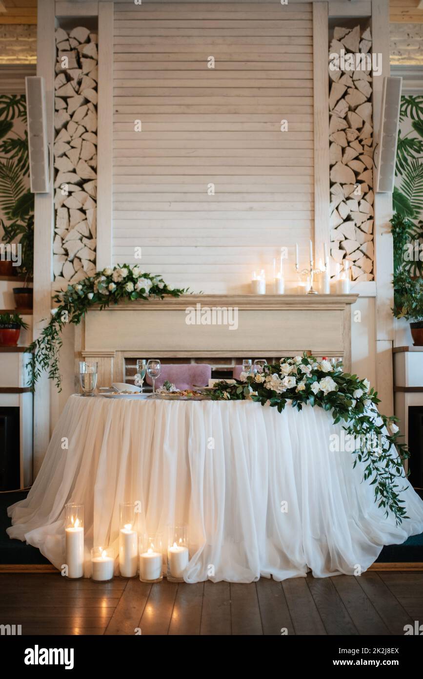 The presidium of the newlyweds in the banquet hall of the restaurant ...