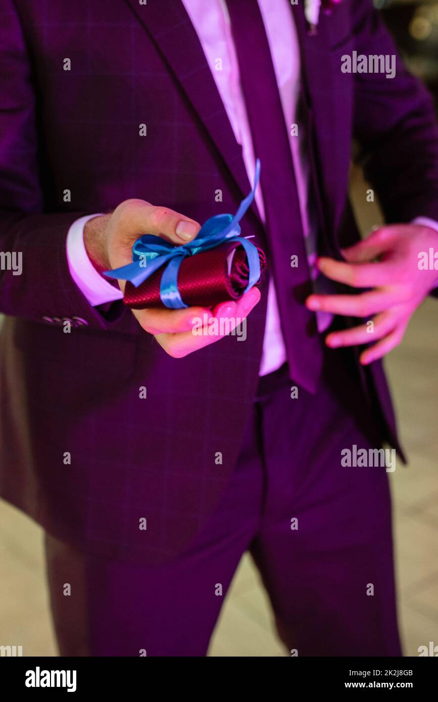 Tie hand hi-res stock photography and images - Alamy