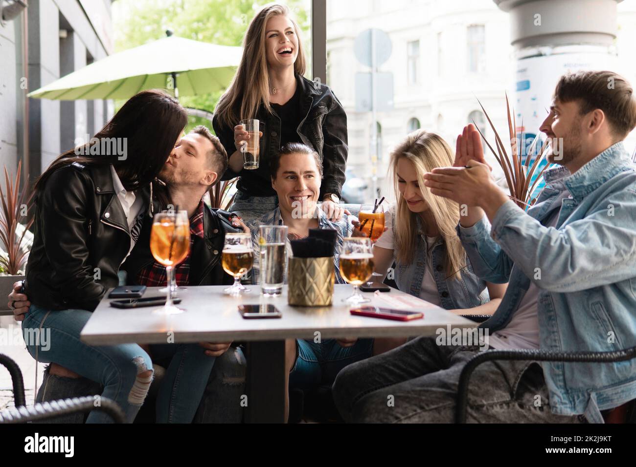 Group of friends drinking alcohol hi-res stock photography and images ...