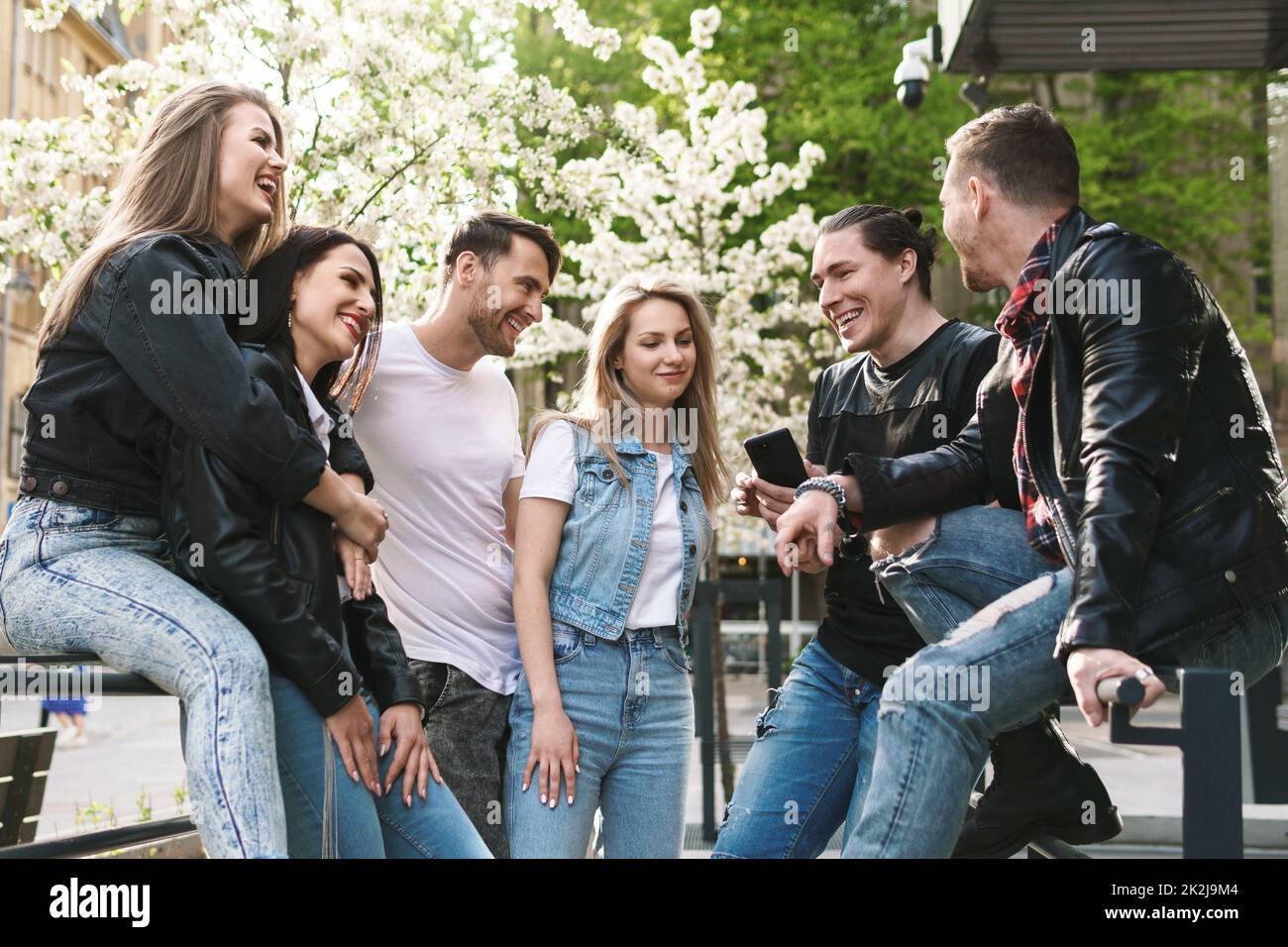 Young people having fun outdoors hi-res stock photography and images ...