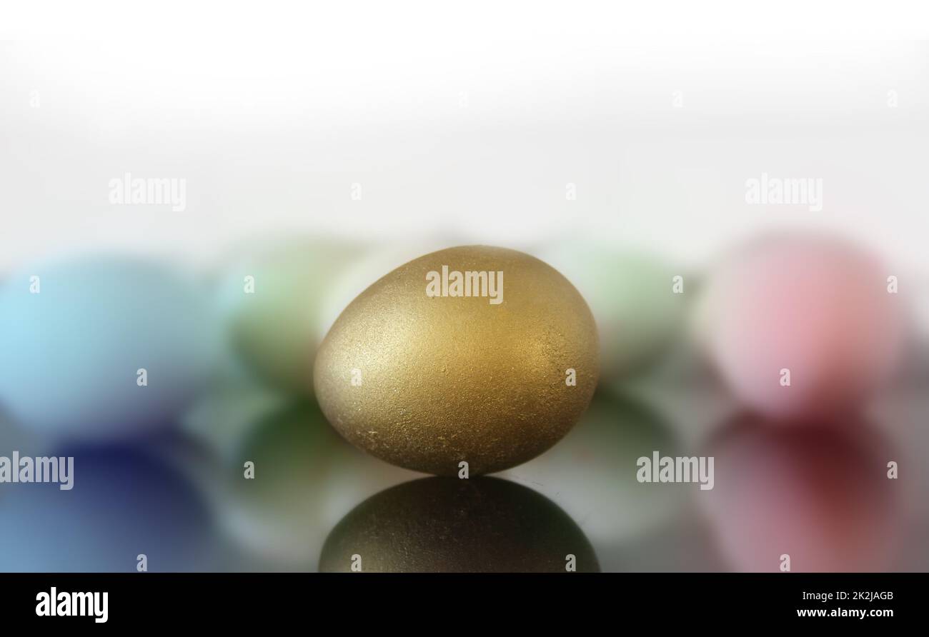 Golden ornate egg hi-res stock photography and images - Alamy