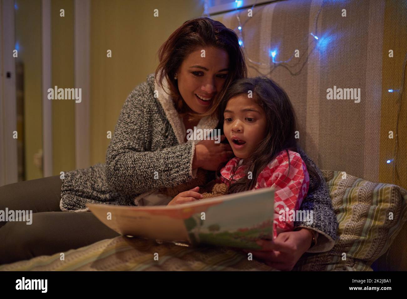 Two people shocked reading book hi-res stock photography and images - Alamy